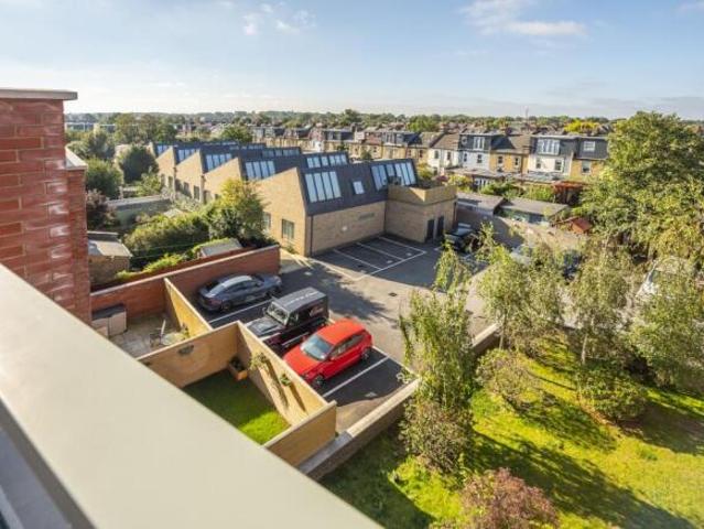 4 bedroom terraced house for rent in Kingston Road London SW20