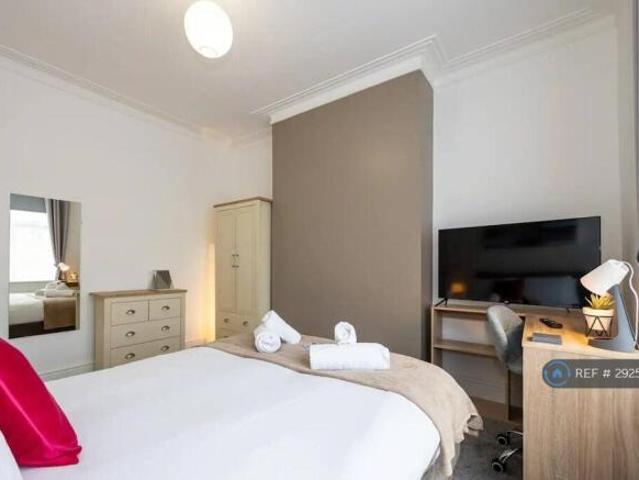 4 bedroom terraced house for rent in Kingswood Road, Manchester, M14