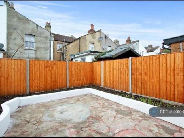 4 bedroom terraced house for rent in Howard Road, London, NW2