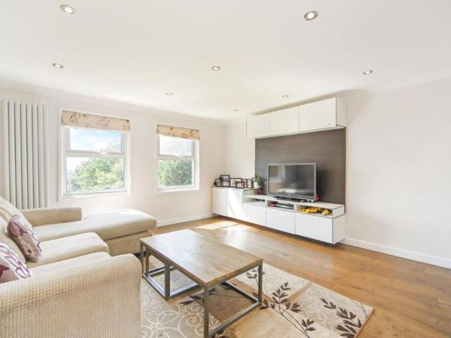 4 bedroom terraced house for rent in Hogarth Close, Ealing, W5