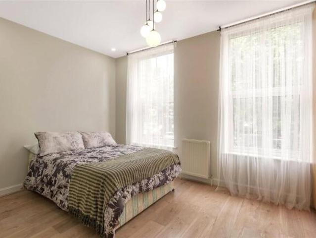 4 bedroom terraced house for rent in Home Road, London, SW11