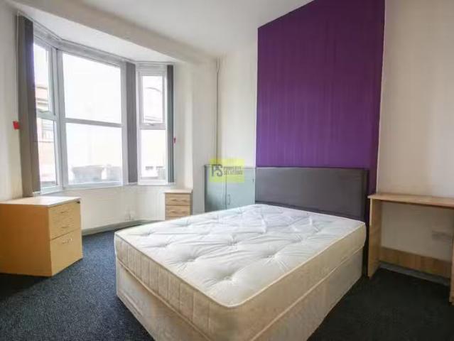 4 bedroom terraced house for rent in Hazelwell Street, Stirchl.