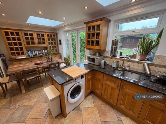 4 bedroom terraced house for rent in Hamilton Crescent, London, N13