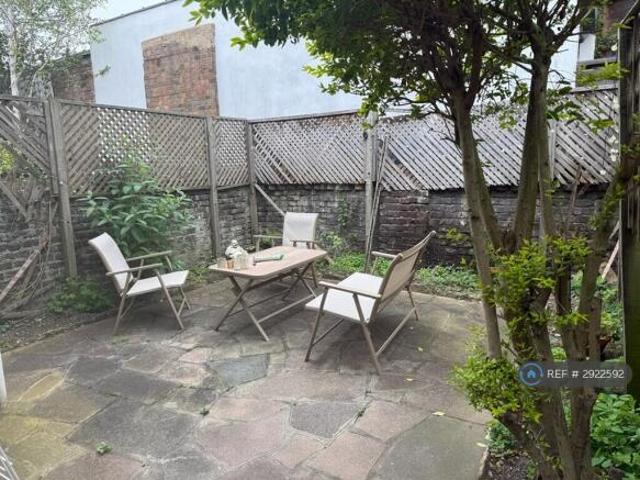 4 bedroom terraced house for rent in Hannell Road, London, SW6
