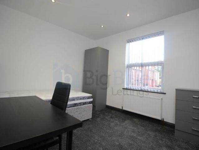 4 bedroom terraced house for rent in Harold Avenue, Hydd Park, Leeds, LS6