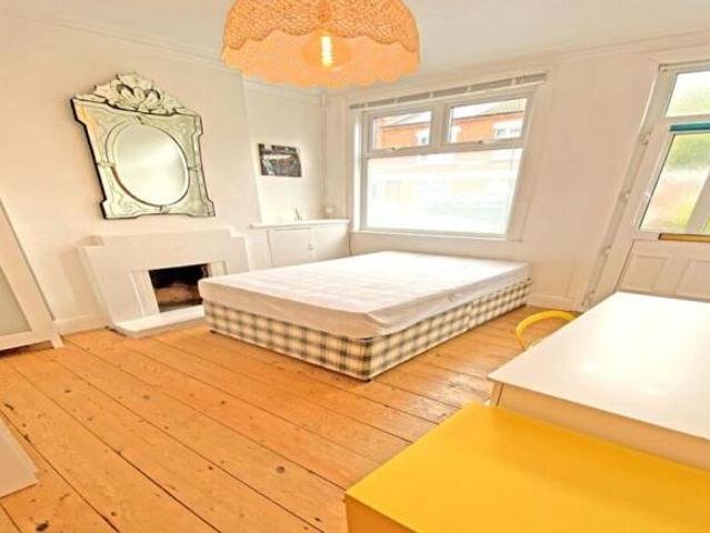 4 bedroom terraced house for rent in Hartopp Road, LE2