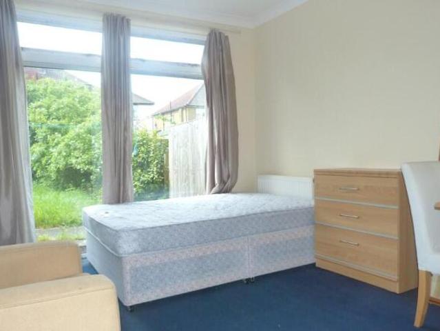 4 bedroom terraced house for rent in Helena Road, Willesden Green, London, NW10