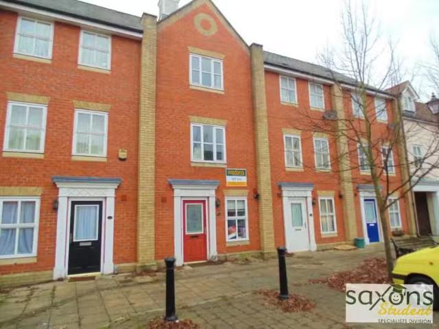 4 bedroom terraced house for rent in Hesper Road, Colchester.