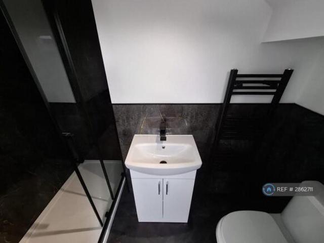 4 bedroom terraced house for rent in Highfield Road, Salford, M6