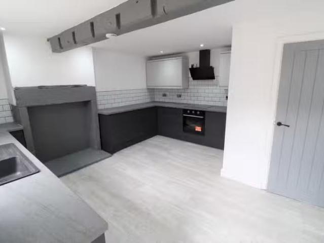 4 bedroom terraced house for rent in Huddersfield Road, Holmfi.