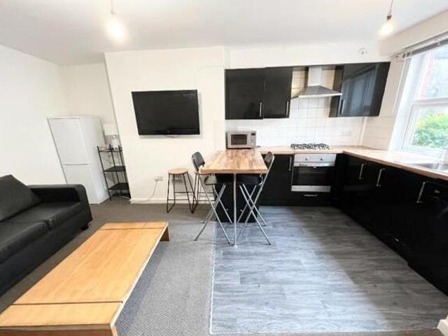 4 Bedroom Terraced House For Rent In Hyde Park, Leeds