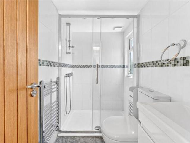 4 bedroom terraced house for rent in Oakfield Road, London, E17