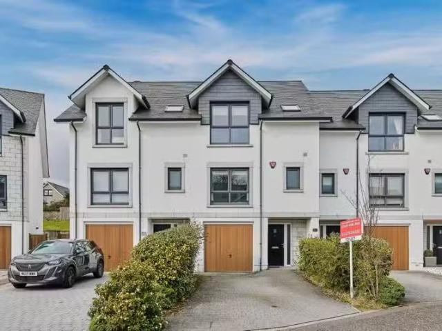 4 bedroom terraced house for rent in Oakhill Grange, West End.