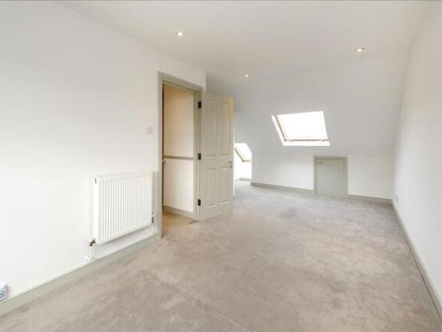 4 bedroom terraced house for rent in Oaklands Grove, London, W12