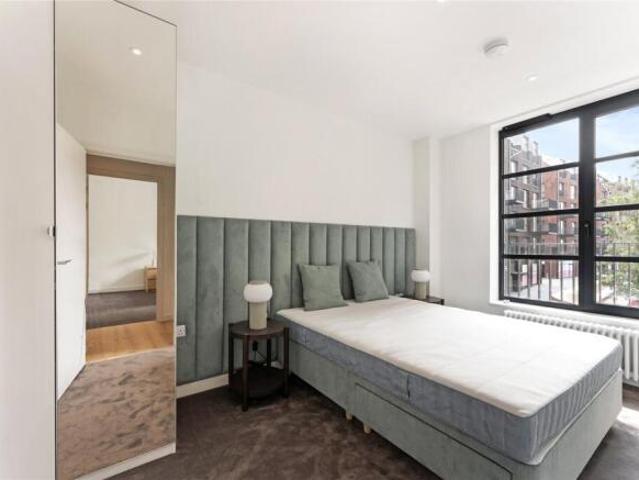 4 bedroom terraced house for rent in Orchard Place, London, E14