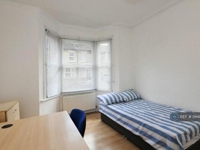 4 bedroom terraced house for rent in Louise Road, London, E15