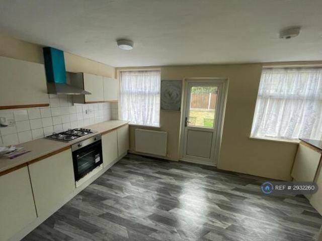 4 bedroom terraced house for rent in Lonsdale Avenue, London, E6