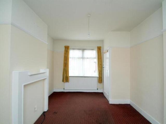 4 bedroom terraced house for rent in Leighton Avenue, London, E12