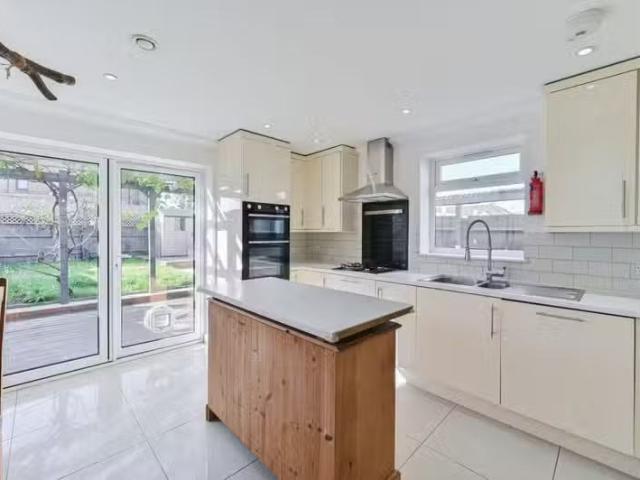 4 bedroom terraced house for rent in Mount Road, Merton, Mitch.