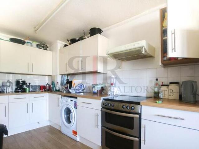 4 bedroom terraced house for rent in Moorland Road, London, SW9