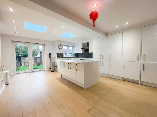4 bedroom terraced house for rent in Moorlands Avenue, Mill Hill, London, NW7