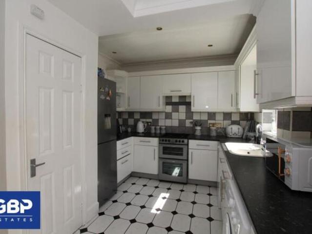 4 bedroom terraced house for rent in Macdonald Avenue, Hornchurch, RM11