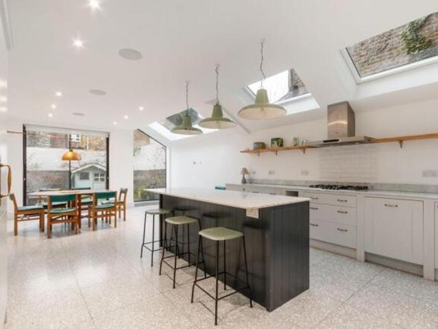 4 bedroom terraced house for rent in Macfarlane Road, Shepherd's Bush, London, W12