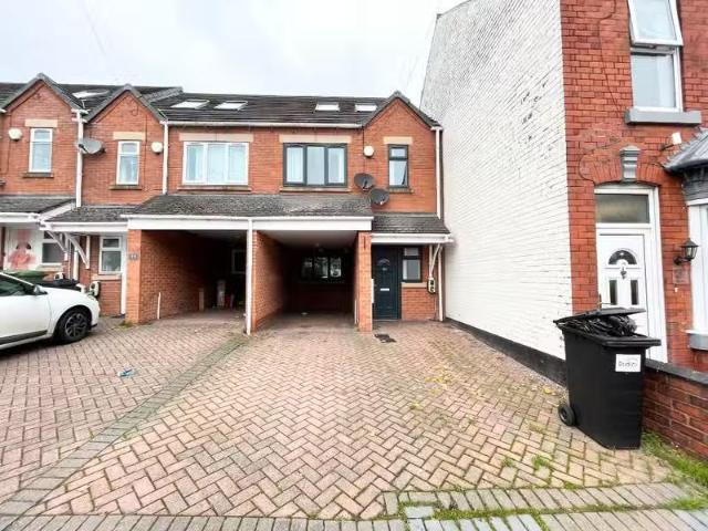 4 bedroom terraced house for rent in Maple Road, Halesowen, We.