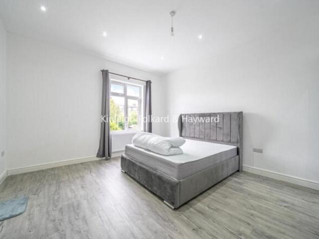 4 bedroom terraced house for rent in Mitcham Lane, Furzedown, SW16