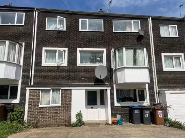 4 bedroom terraced house for rent in Northdown Road, Hatfield.