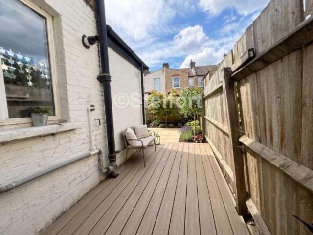 4 bedroom terraced house for rent in Napier Road, London, N17
