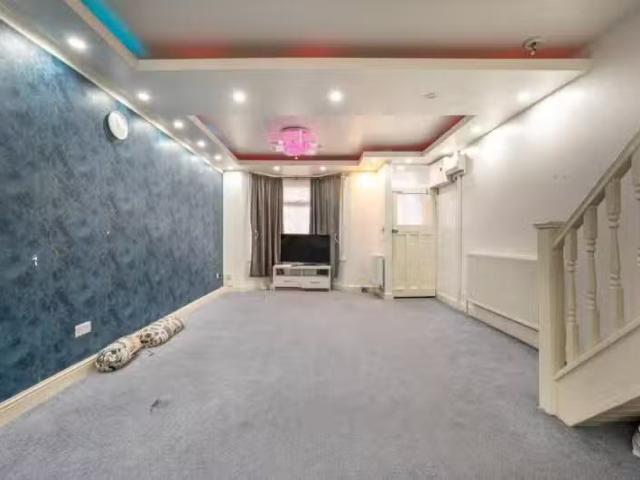 4 bedroom terraced house for rent in New City Road, Plaistow.