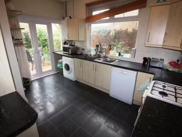 4 bedroom terraced house for rent in Newfoundland Road, Heath.