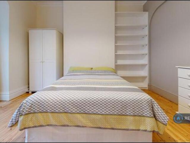 4 bedroom terraced house for rent in Nimrod Road, London, SW16