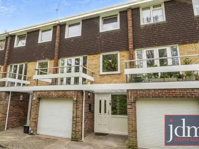 4 bedroom terraced house for rent in Southlands Grove, Bromley.
