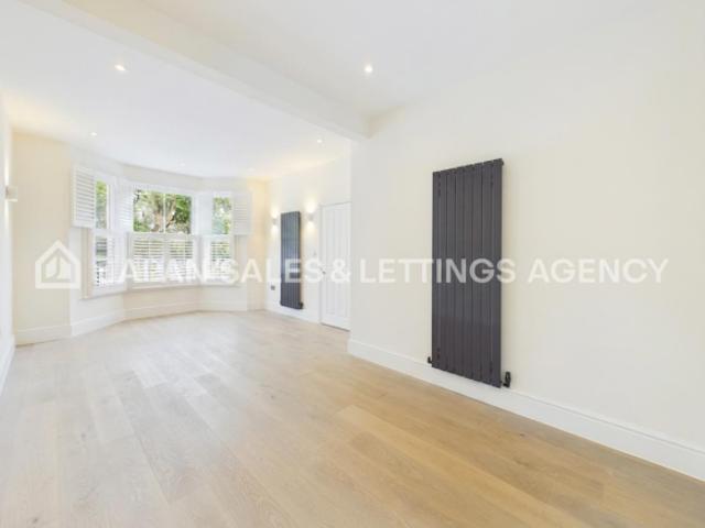 4 bedroom terraced house for rent in Somerset Road, Ealing, W4