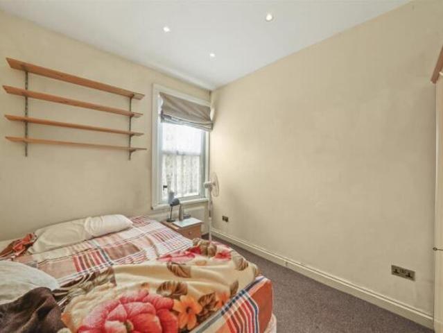 4 bedroom terraced house for rent in Sandringham Road, NW2