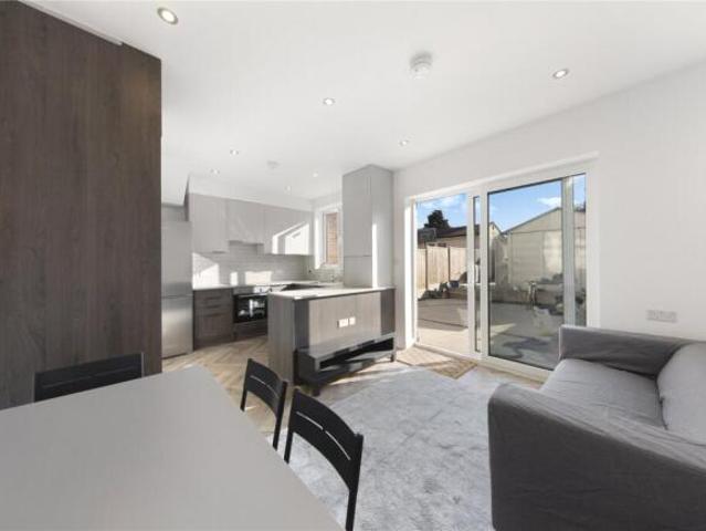 4 bedroom terraced house for rent in Sevenoaks Road, Brockley, London, SE4