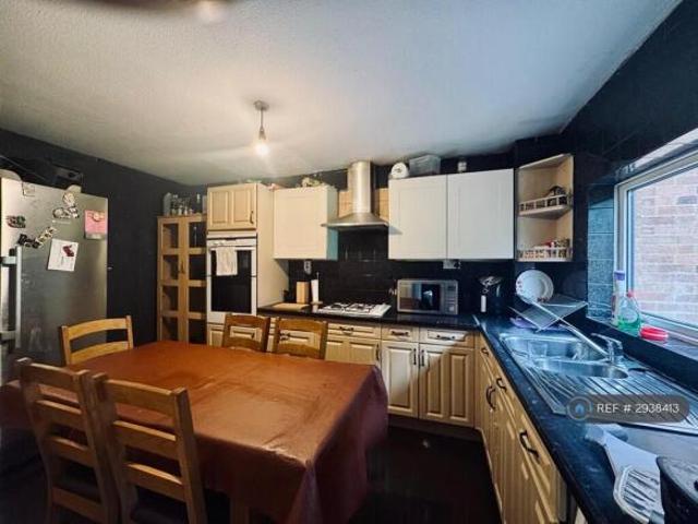 4 bedroom terraced house for rent in Shipton Hill, Milton Keynes, MK13