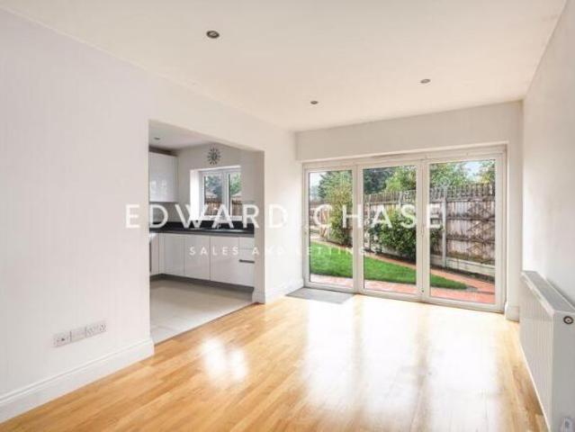 4 bedroom terraced house for rent in Squirrels Heath Lane, Romford, RM2