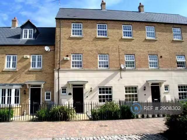 4 bedroom terraced house for rent in Stonechat Road, Rugby, CV23