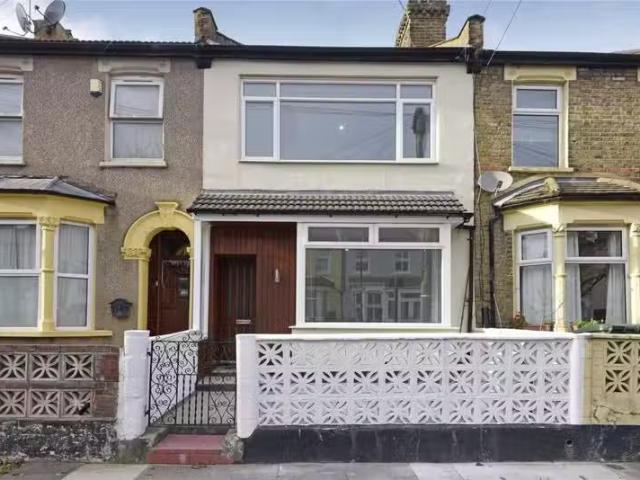 4 bedroom terraced house for rent in Sutton Court Road, London.