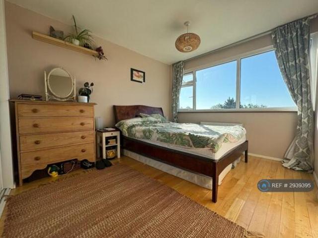 4 bedroom terraced house for rent in Summit Way, London, SE19