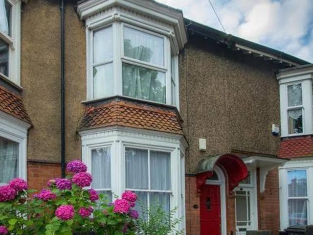 4 bedroom terraced house for rent in Sweetbriar Road Leicester LE3