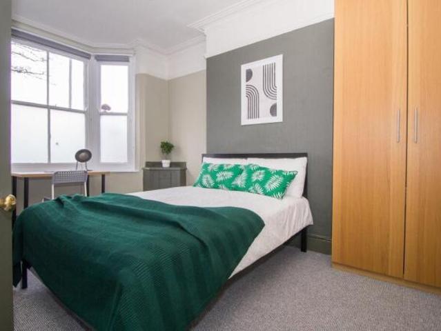 4 bedroom terraced house for rent in Sweetbriar Road, Leicester, LE3