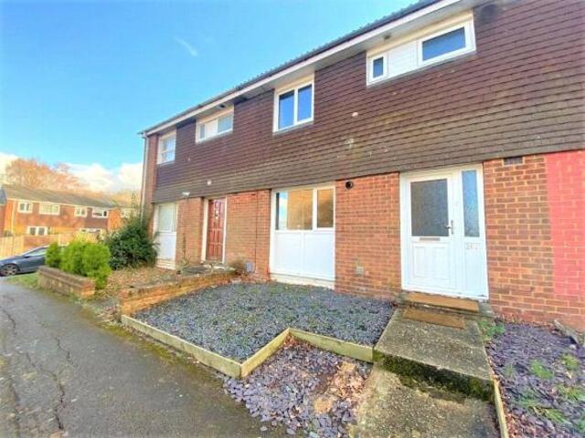 4 bedroom terraced house for rent in Park Barn Drive, Guildford, Surrey, GU2