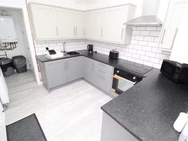 4 bedroom terraced house for rent in Park Street, Treforest, C.
