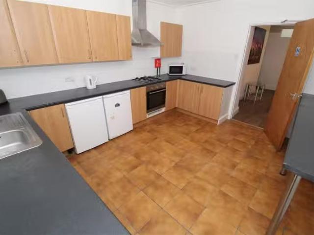 4 bedroom terraced house for rent in Park Street, Treforest, C.