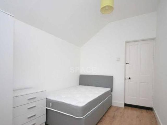 4 bedroom terraced house for rent in Pitcroft Avenue Reading RG6 1NH RG6