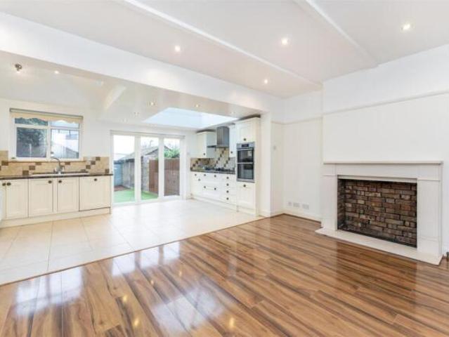4 bedroom terraced house for rent in Princes Avenue, Acton, W3